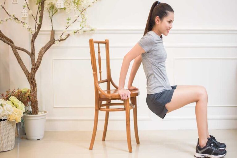9 ejercicios sentado para hacer en una silla | FiveStars